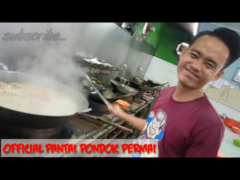 Tante tante masak di restauran pantai pondok permai