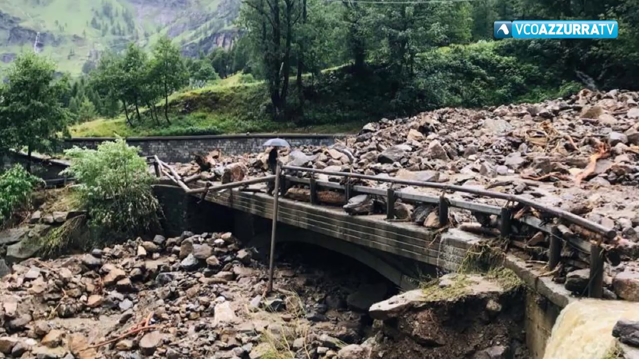 Una grossa frana è caduta lungo la strada che da San Domenico di Varzo ...