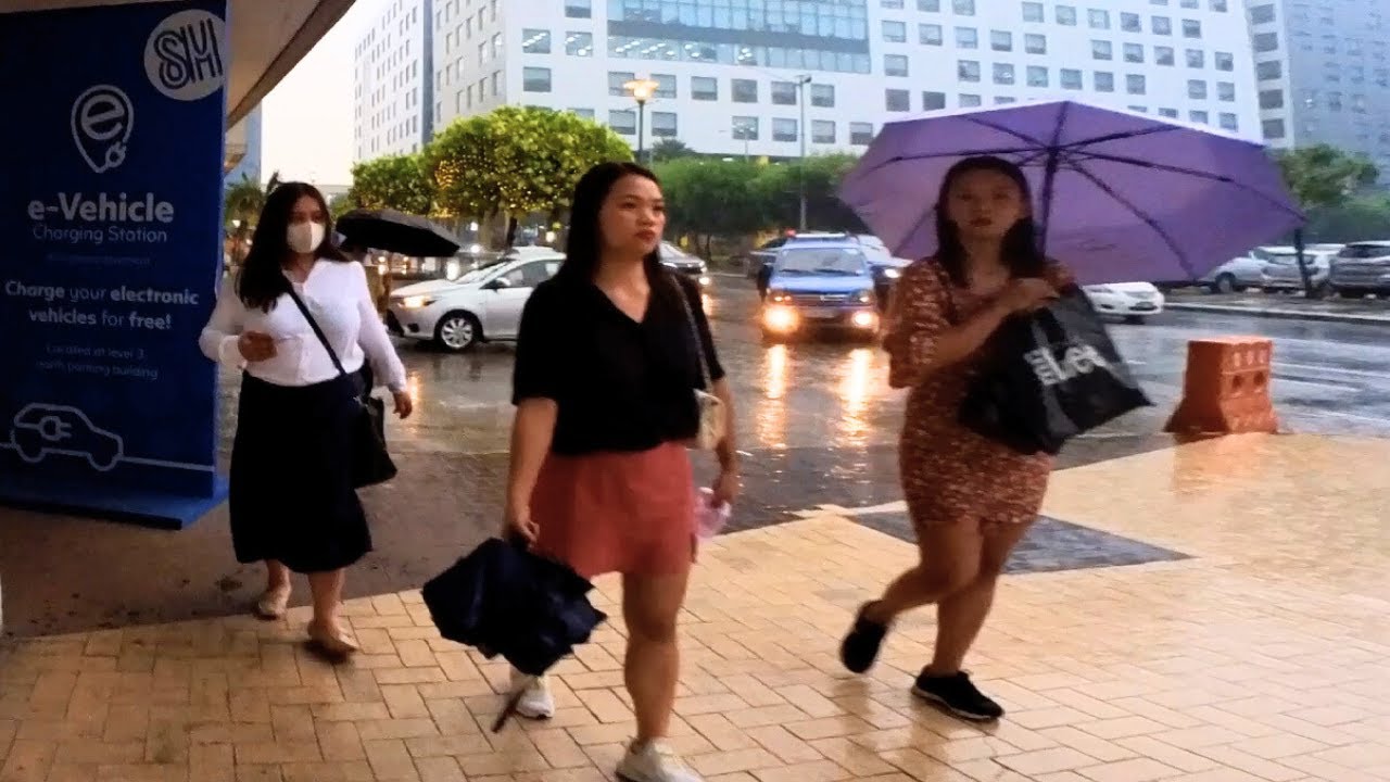 WALKING in HEAVY RAIN And THUNDERSTORM at SM MALL OF ASIA Philippines ...