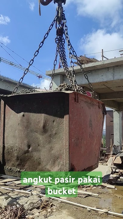 angkut pasir pakai bucket #tekniksipil #duniakonstruksi - YouTube