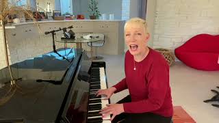 Annie Lennox - Sisters Are Doin' It For Themselves Chords - Chordify