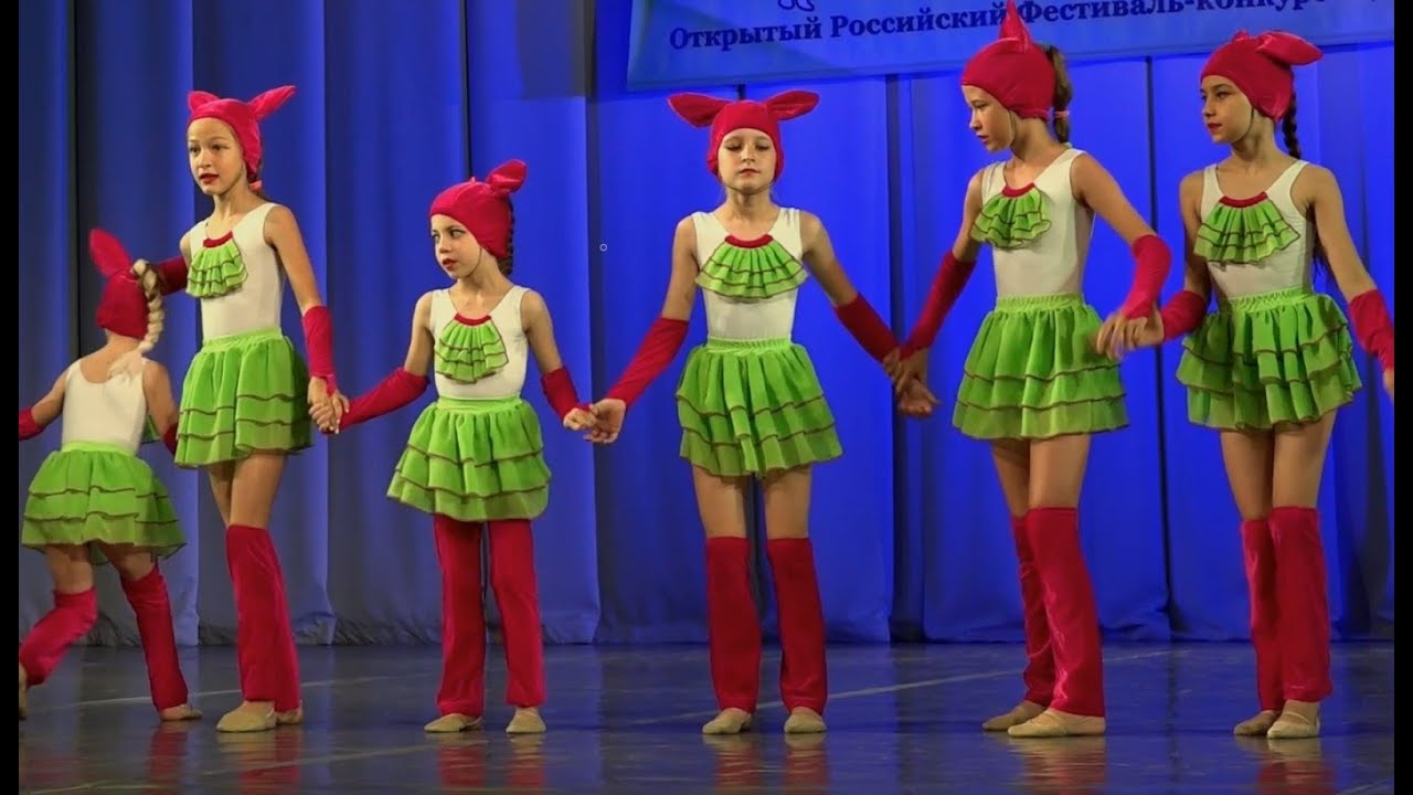 №424. GIRL AND THE SEA, Duet, "The Studio". YOUNG HORSE, "Fireworks ...