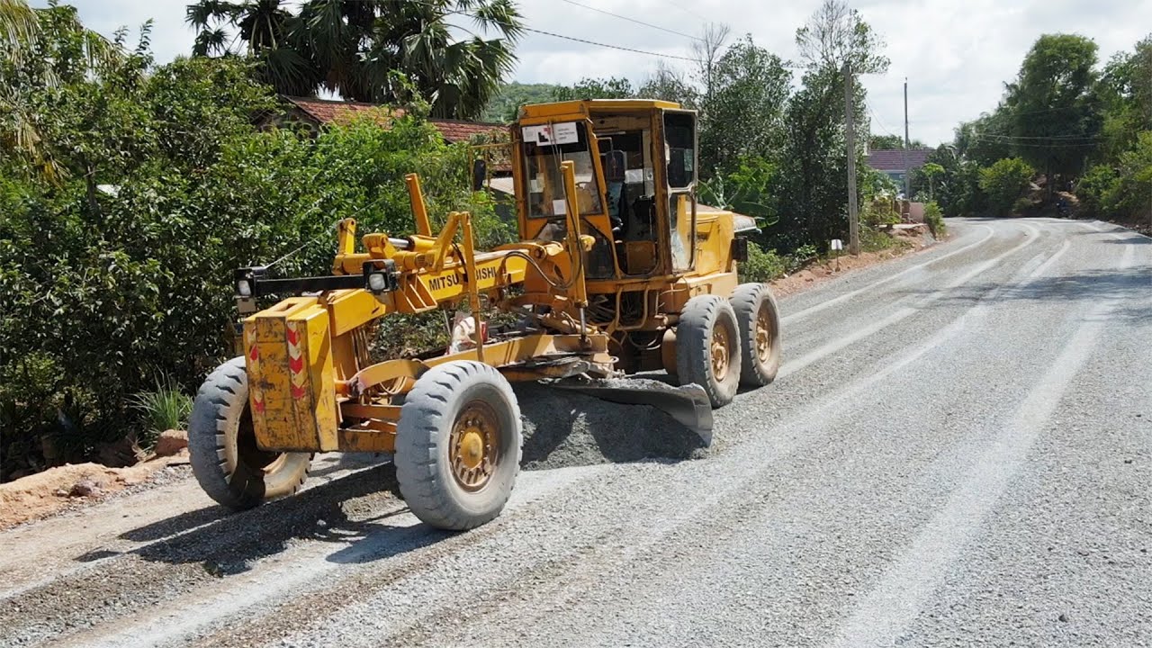 Best MITSUBISHI Motor Grader Grading Gravel Road, Powerful Motor Grader ...