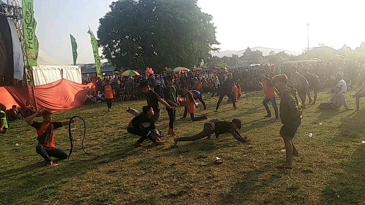 Ebeg- Indonesia Creepy Traditionals Trance Dance - YouTube