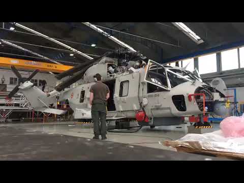 NH90 met call-sign RN-04 doet blade folding test. - YouTube