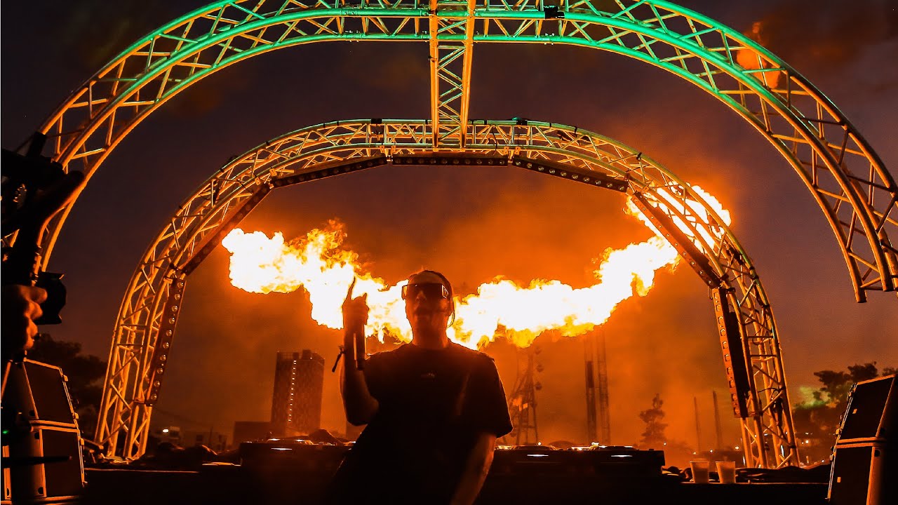 CESQEAUX Live At NEON Countdown 2022 - YouTube