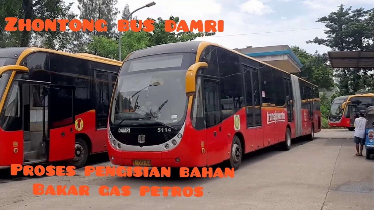 Zhongtong bus gandeng Damri disaat proses pengisian bahan bakar gas ...