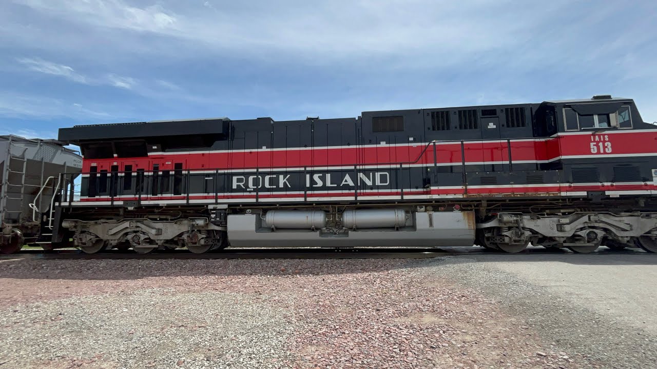 IAIS 506 leads East with IAIS 513 at back - YouTube