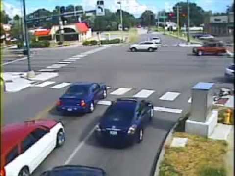 Signal Light Fatal Crashes Crossing Red Light - YouTube
