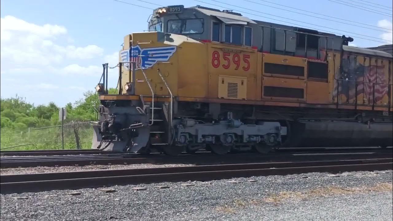 UP 847 GP38N & UP 556 GP38N & UP 8595 SD70ACE - YouTube