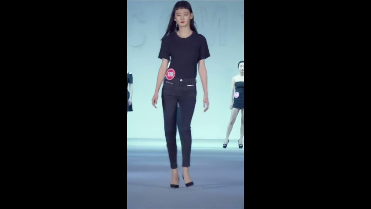 Model loses one of her high heels and walks with only one shoe on ...