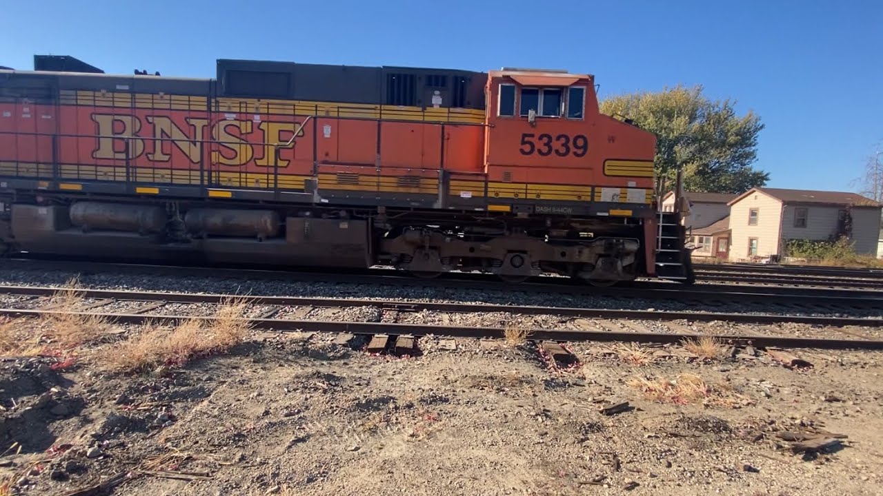 BNSF 5339 LEADS A MIXFREIGHT - YouTube