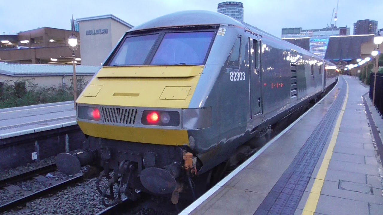 Boarding Chiltern Railways Class 82303-68014 at Birmingham Moor Street ...