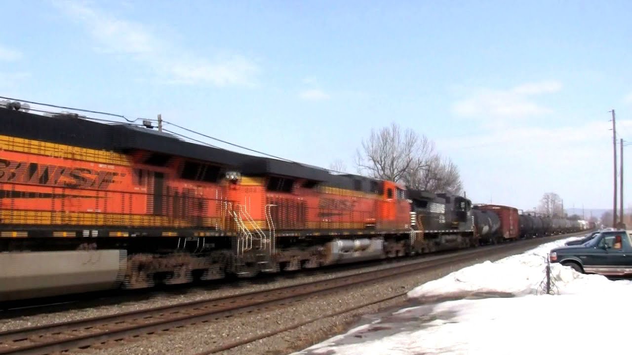 NS Reading Line - Macungie, PA: EMD Leaders, BNSF's and More! - YouTube