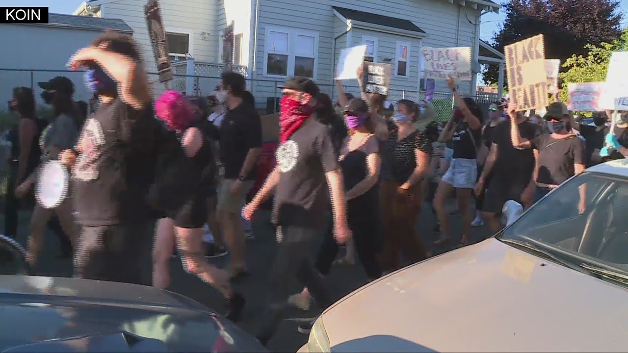 Demonstrations continue amid tensions between Portland, feds - YouTube