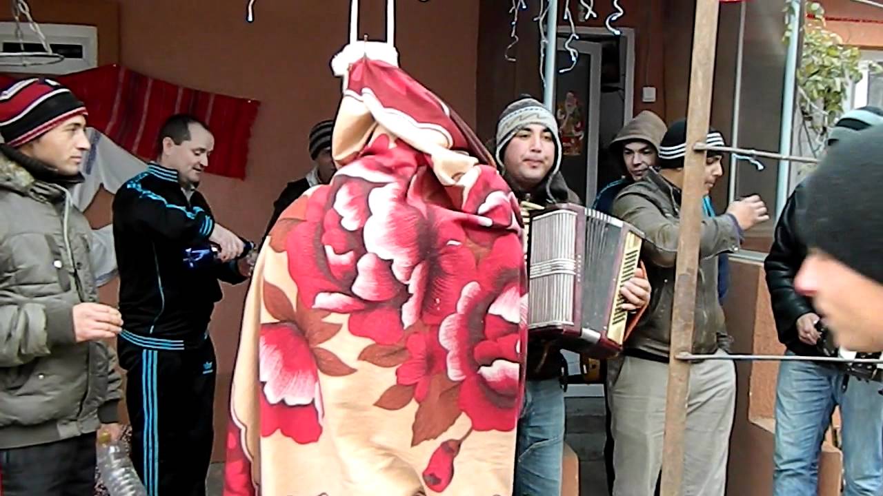 maxenu obicei se revelion capra - YouTube