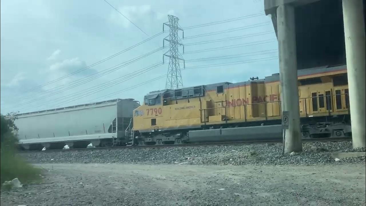 UP 7676 GEVO With New Paint Scheme Power Leads Manifest Houston,Tx - YouTube
