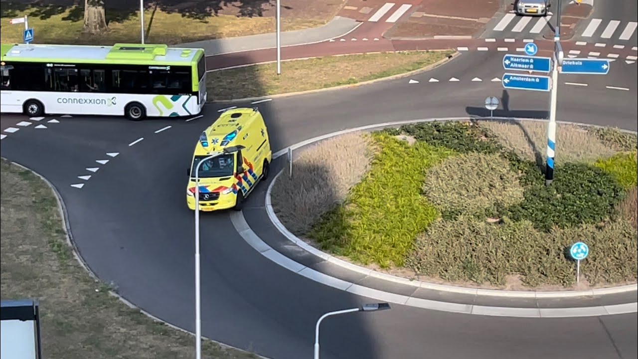 Ambulance Kennemerland met Spoed naar een melding in Zeewijk | 02/09 ...