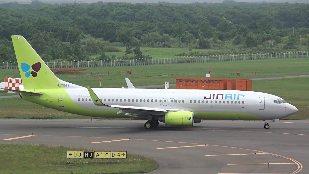 Jin Air Boeing 737-800 HL7561 Landing and Takeoff [CTS/RJCC] - YouTube