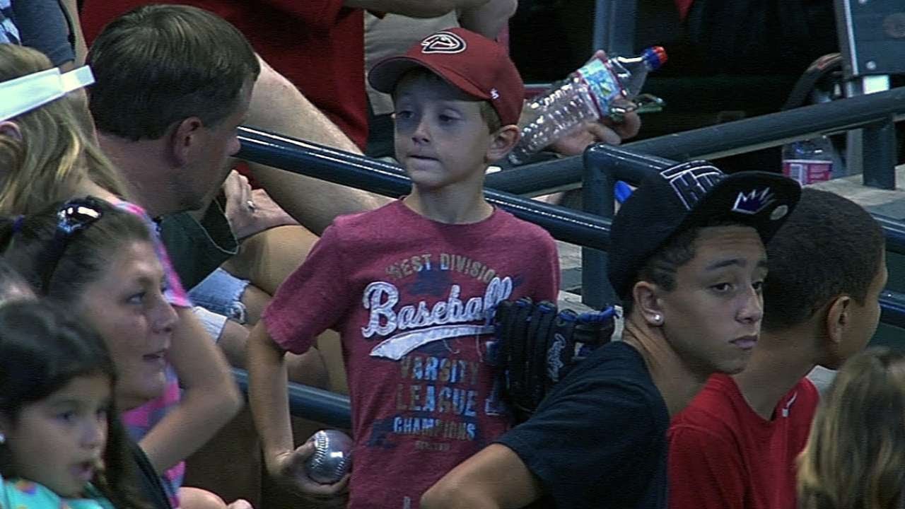 Kid misses ball, another gives him souvenir - YouTube