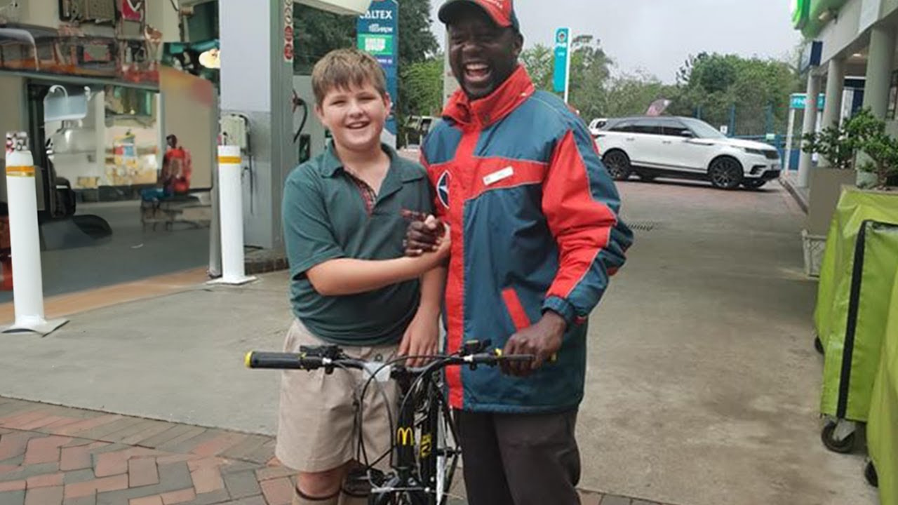 100 Heartwarming Acts Of Kindness That Will Make 1M + People Cry - YouTube