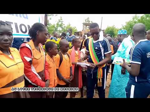DON DES FOURNITURES SCOLAIRES AUX ELEVES DE MESKINE PAR L'Hon. SALMANA AMADOU ALI, LE 13 SEPT 2021