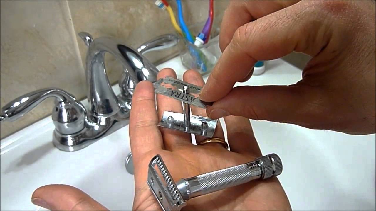 Blade Change for a Two Piece Double Edge Razor - YouTube