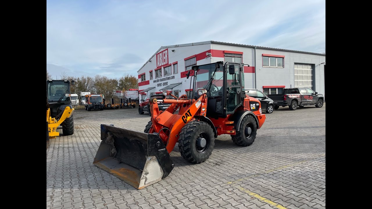 CATERPILLAR 907H mit Klappschaufel Radlader - YouTube