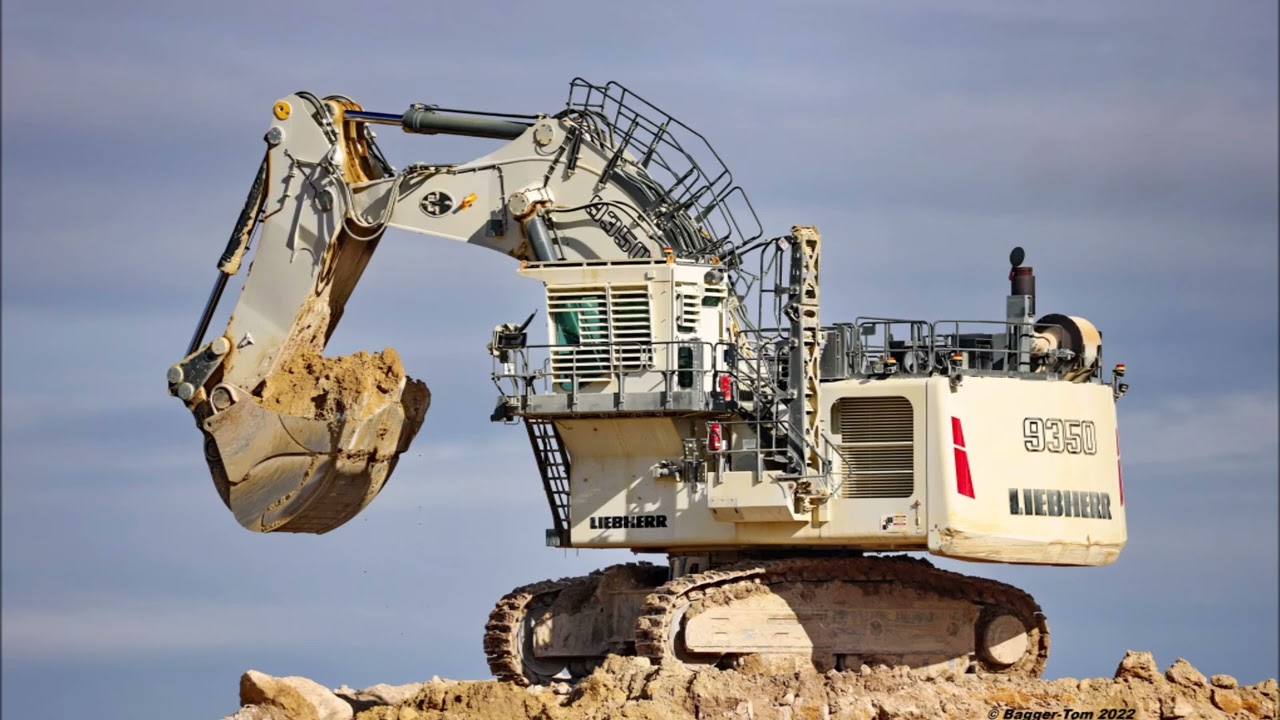 Liebherr R9350 loading trucks - YouTube