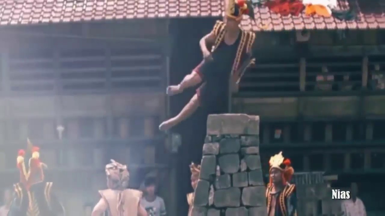 Fahombo Tradisi Lompat Batu Masyarakat Nias - YouTube