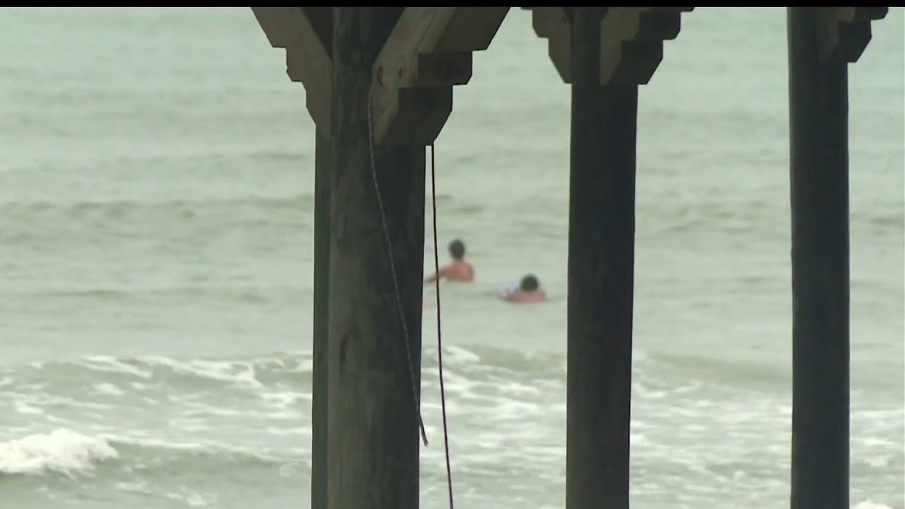 Una mujer muere ahogada en la playa de la isla de Galveston - YouTube