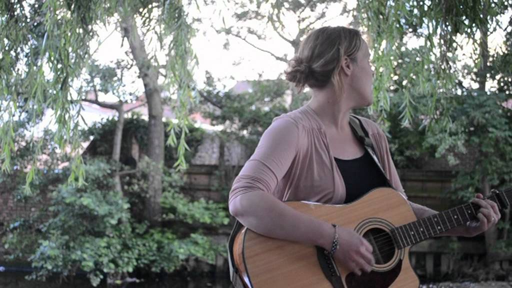 Helen Chambers - Caravan [Loitering With Intent Session] - YouTube
