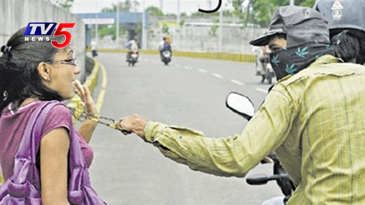 Chain Snatching | Thugs Snatched Chain From Woman & Fled | TV5 News ...