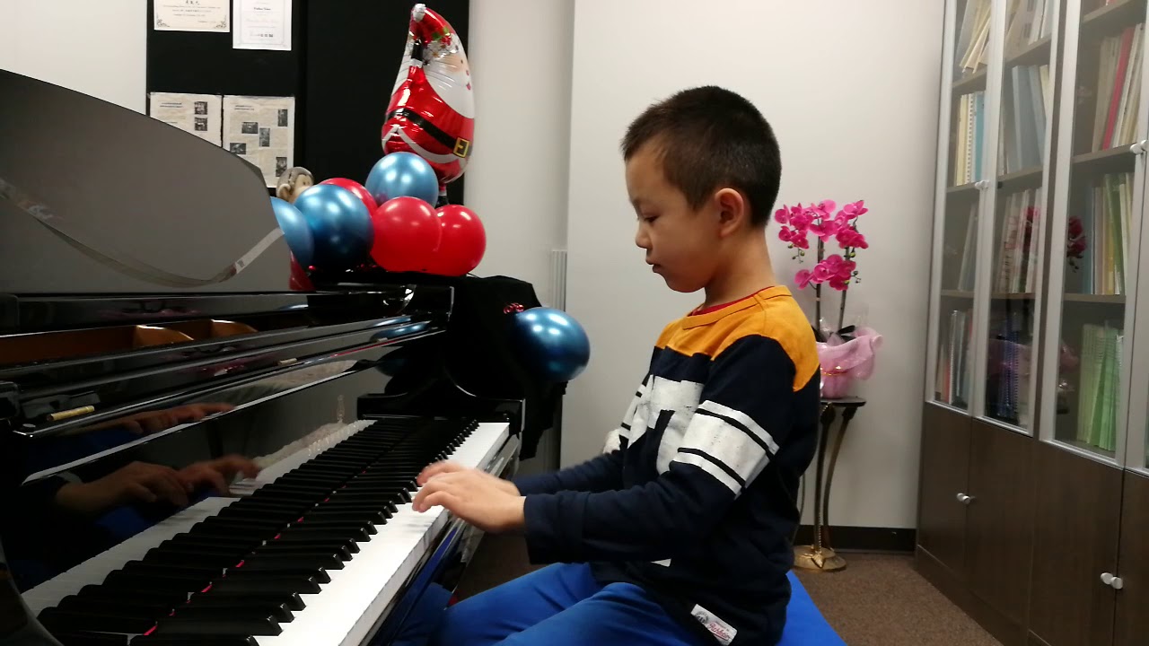 Daniel Li 7 years plays 青蛙跳舞 - YouTube