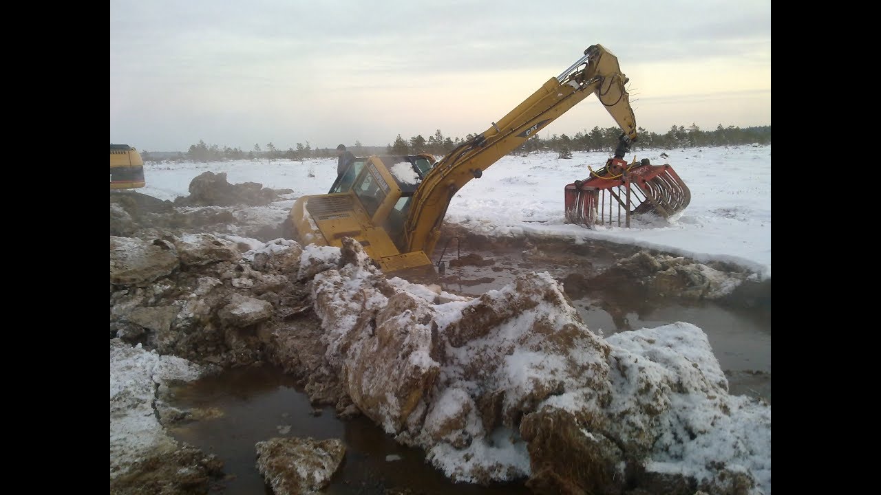 На тракторе через болото Towing On a tractor through a swamp. - YouTube
