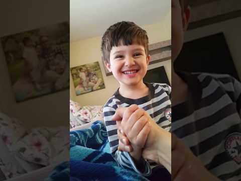 Büyük Bir Hırsla Bilek Güreşi Yapan Çocuk