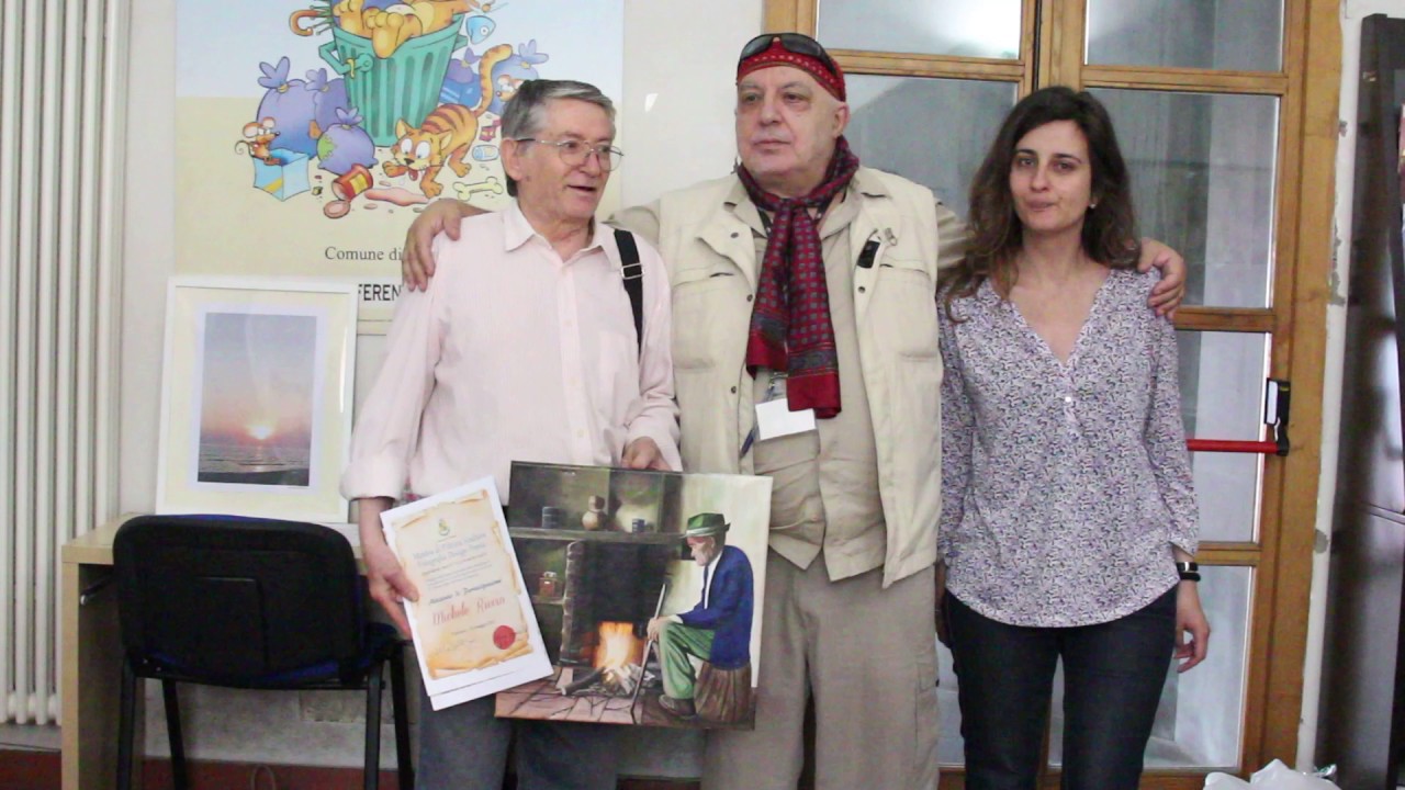 L'artista Michele Riccio alla mostra d'arte nella biblioteca del ...