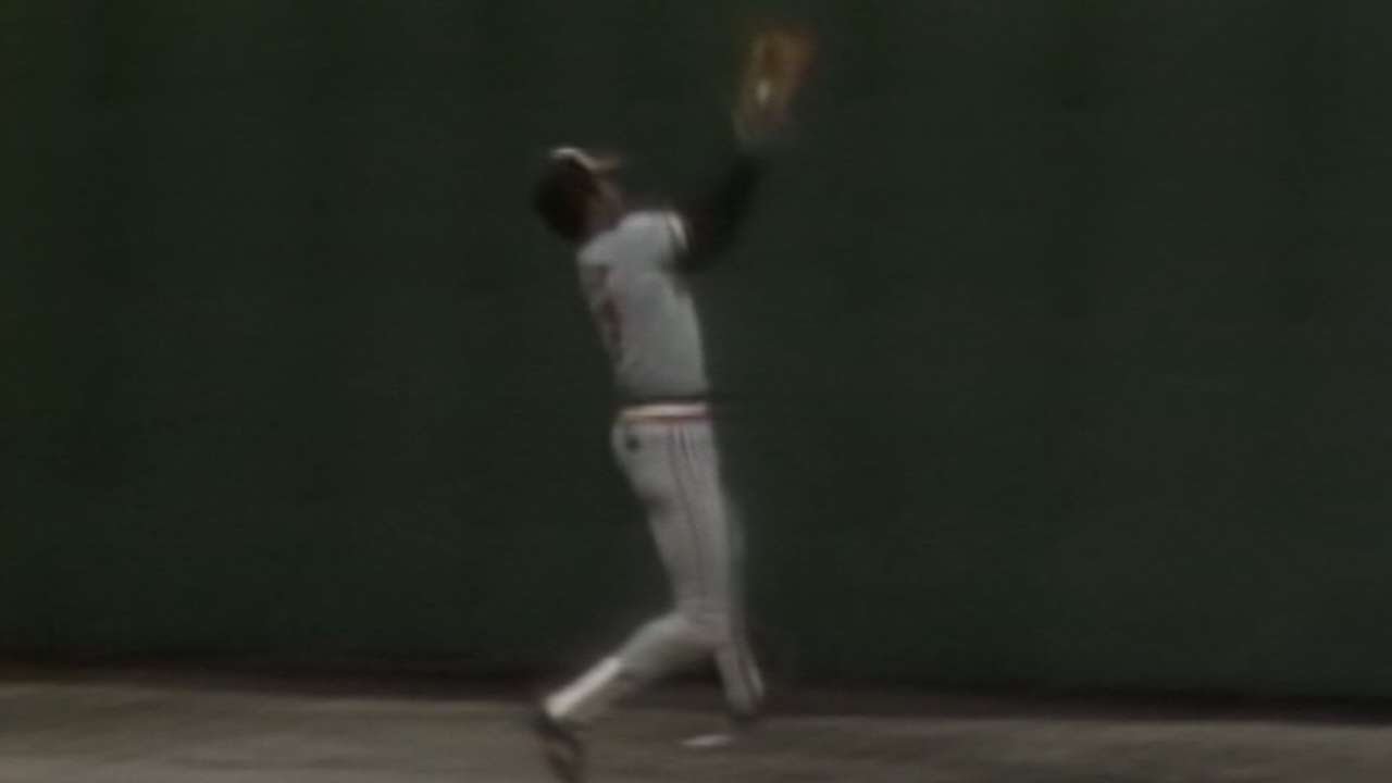1983 ALCS Gm4: Shelby robs Fisk of extra-base hit in 8th - YouTube
