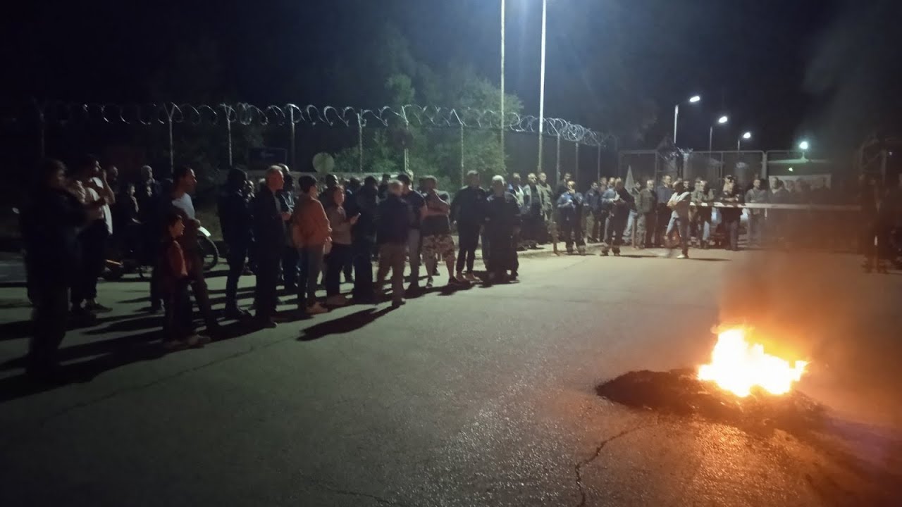 Κατάληψη του εργοστασίου στη Λάρυμνα από εργαζόμενους της ΛΑΡΚΟ - YouTube