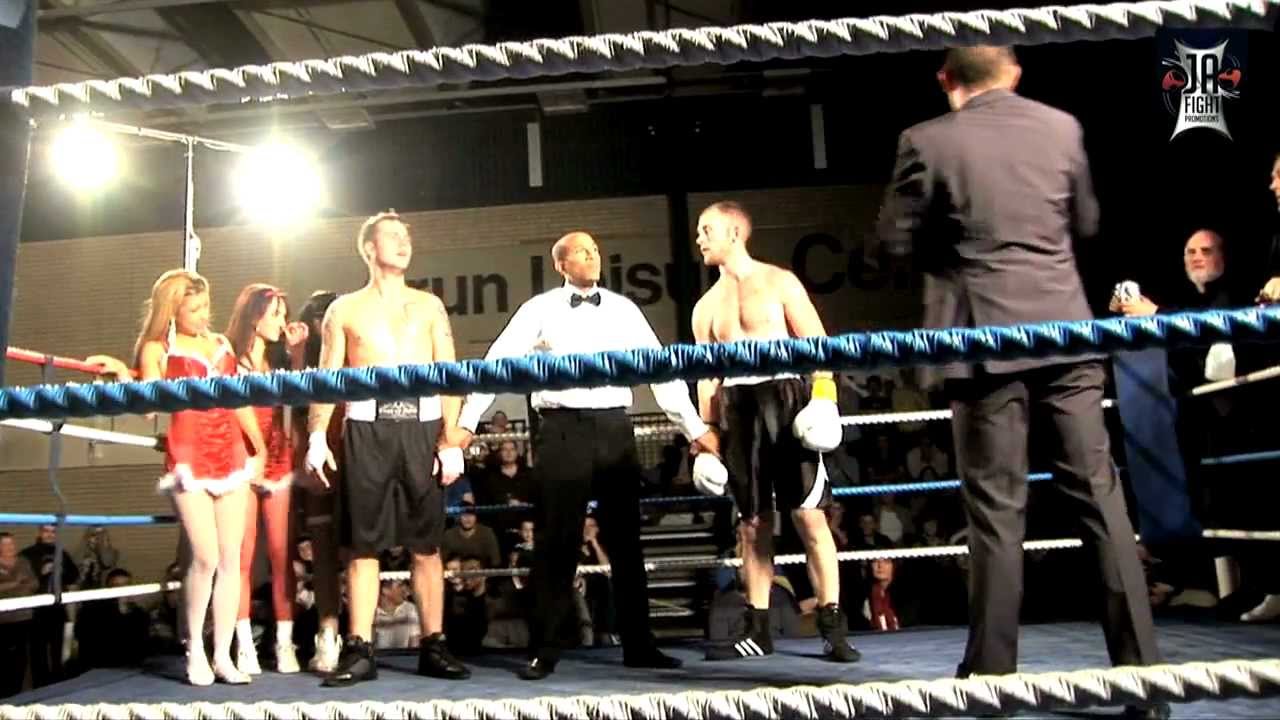 Rileys Gym - Xmas Cracker - Andrew Smail VS Aaron Cotton - YouTube