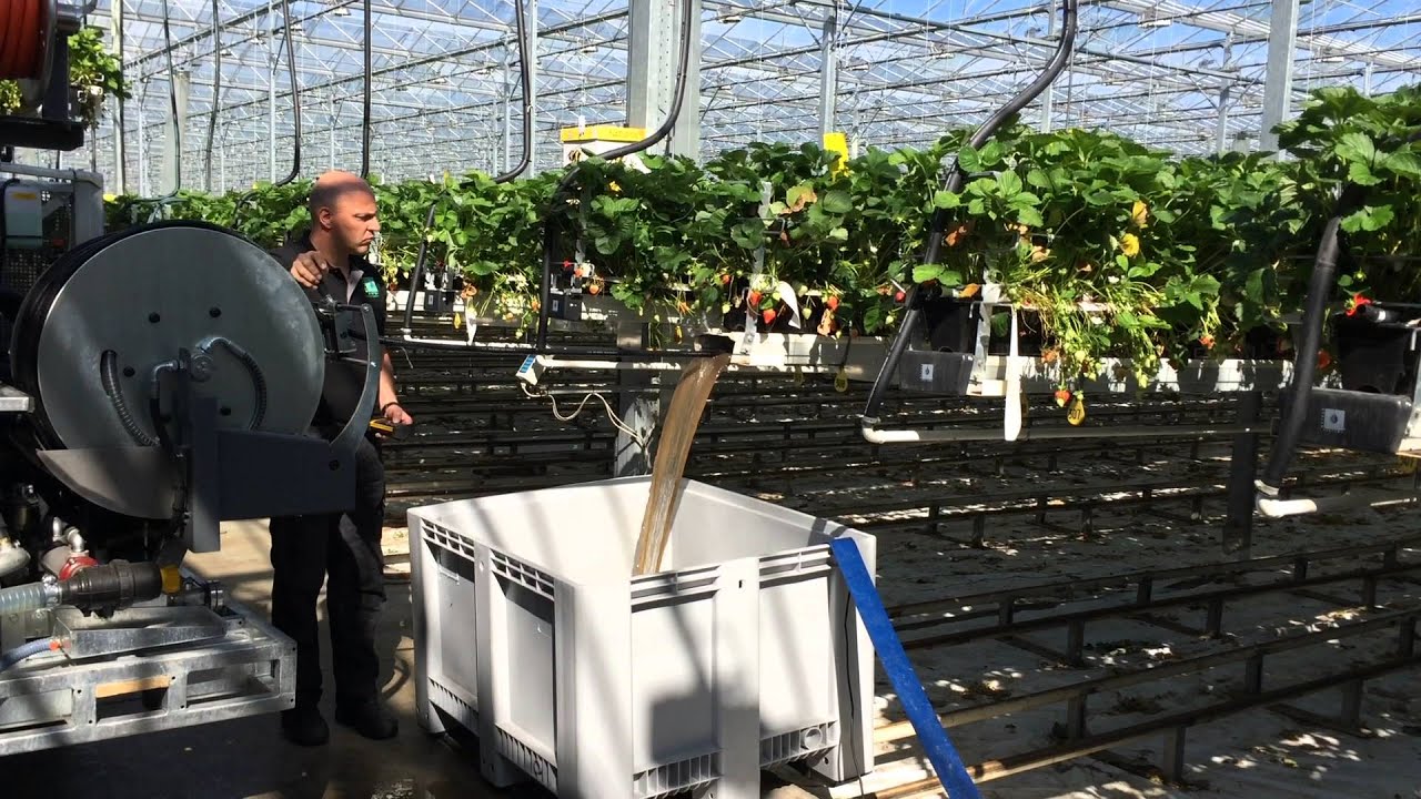 Meteor Systems - Cleaning GM14 gutter - YouTube