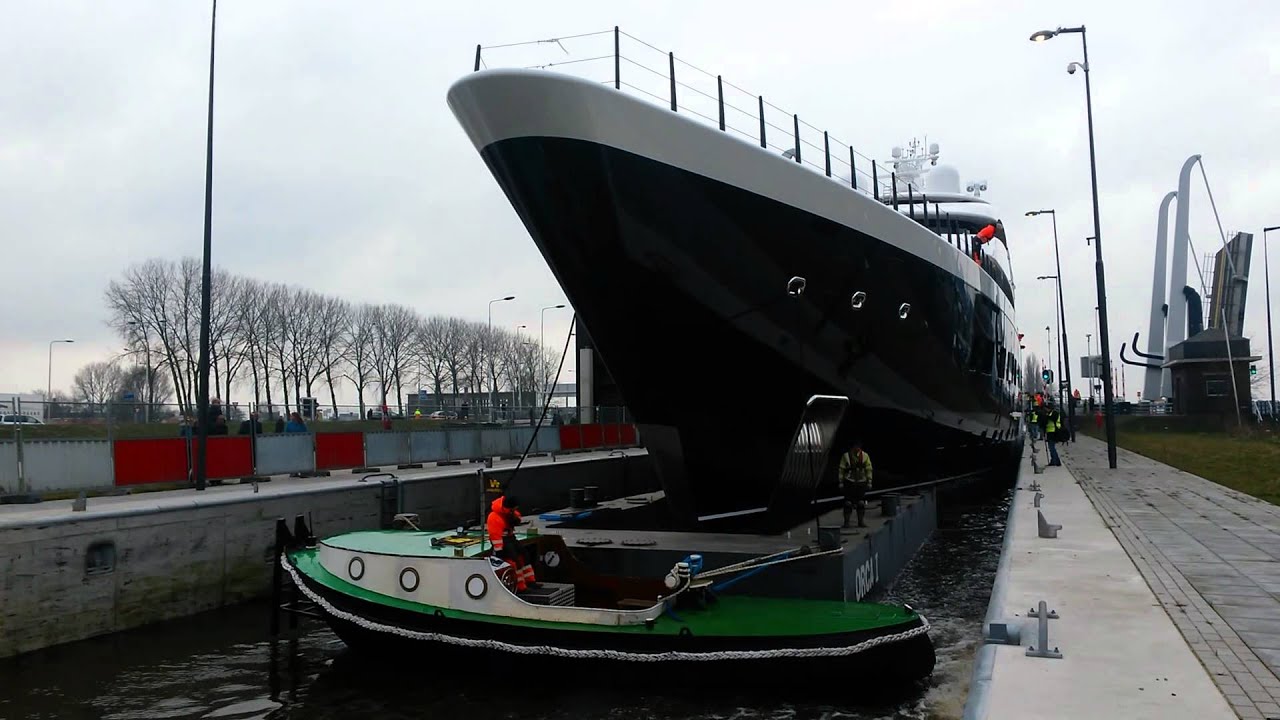 Feadship project 808 / Symphony in the locks of Gouda - YouTube