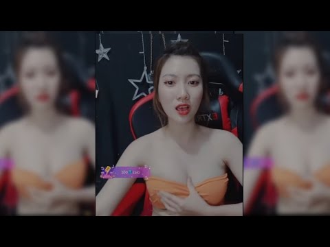 CEWEK CANTIK GAMER REMES-REMES TETEK