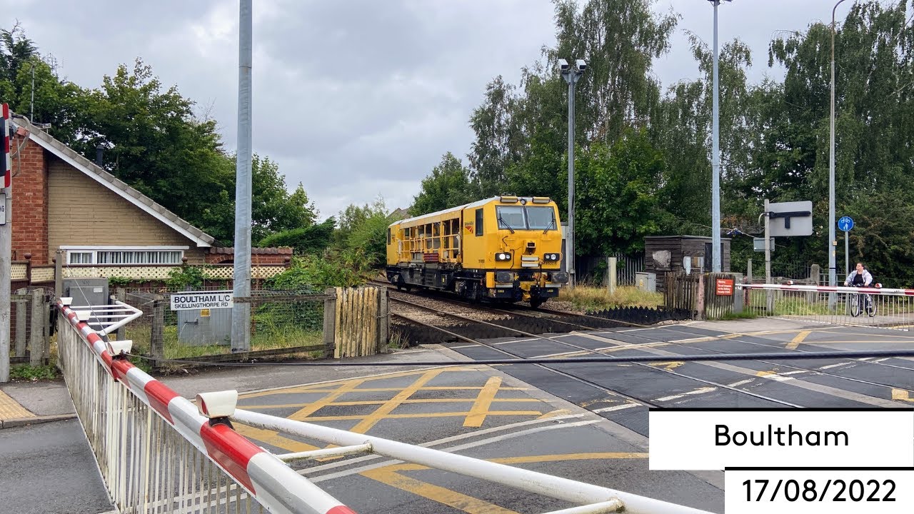 Boultham Level Crossing (17/08/2022) - YouTube