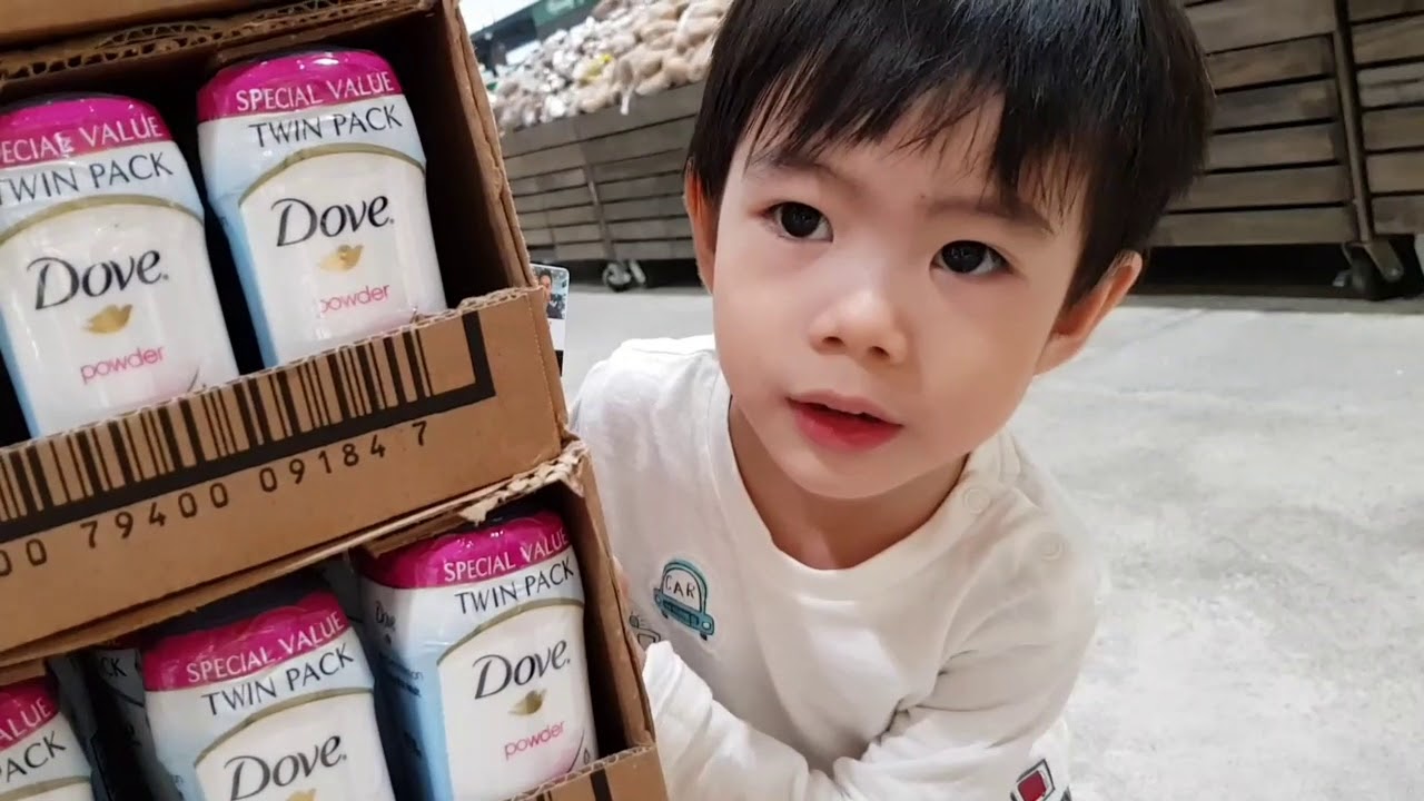TODDLER GETS A TREAT FROM LANDERS SUPERSTORE CALTEX GAS UP - YouTube