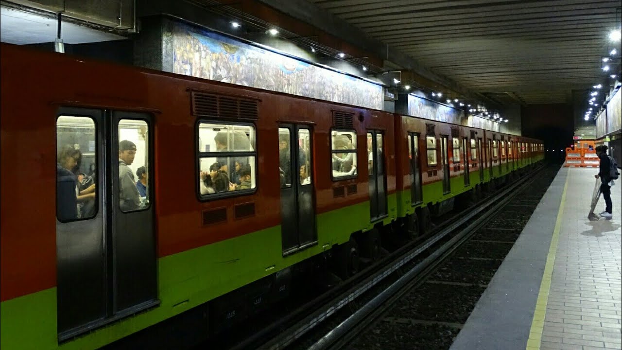 Trenes y Murales en la Estación Copilco Linea 3 Metro de la Ciudad de ...