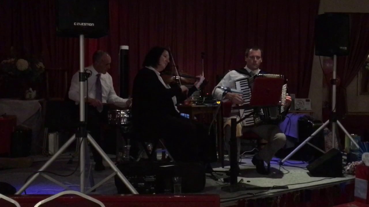 Stuart Anderson & His Scottish Dance Band playing for a Mississippi Dip ...