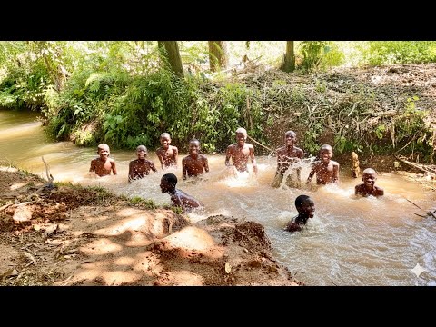 AFRICAN VILLAGE LIFE | OUTDOOR RIVER BATH | AFRICAN KIDS SWIMMING IN THE RIVER @LizNutt5 
