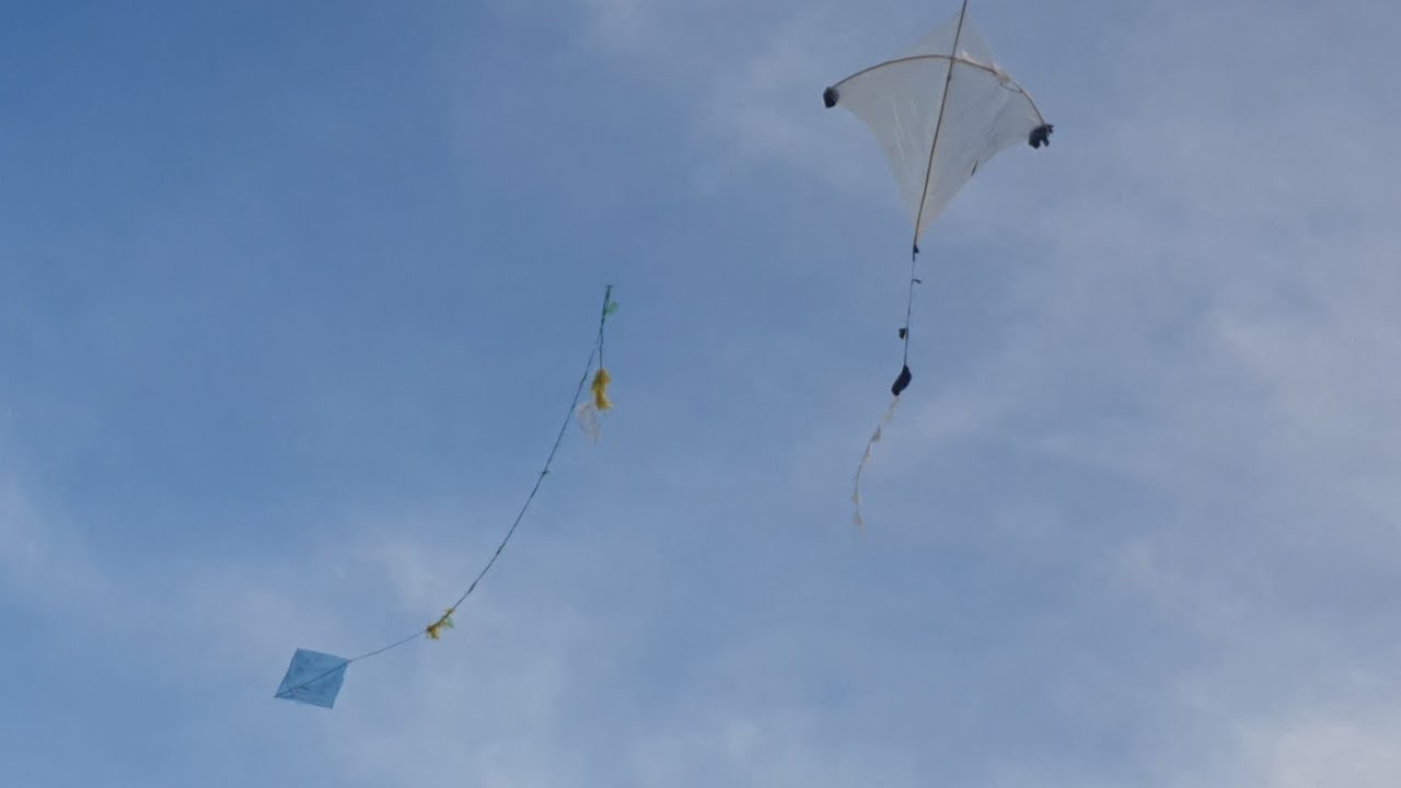 Poor Kite fall from the sky ខ្លែងយក្ស & កូនខ្លែង ធ្លាក់ពីលើអាកាស - YouTube