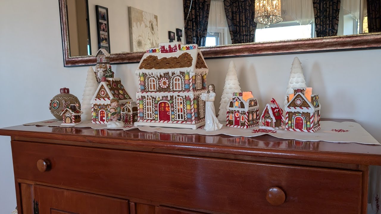 Beautiful Christmas Gingerbread house display! @stylishdecorating # ...